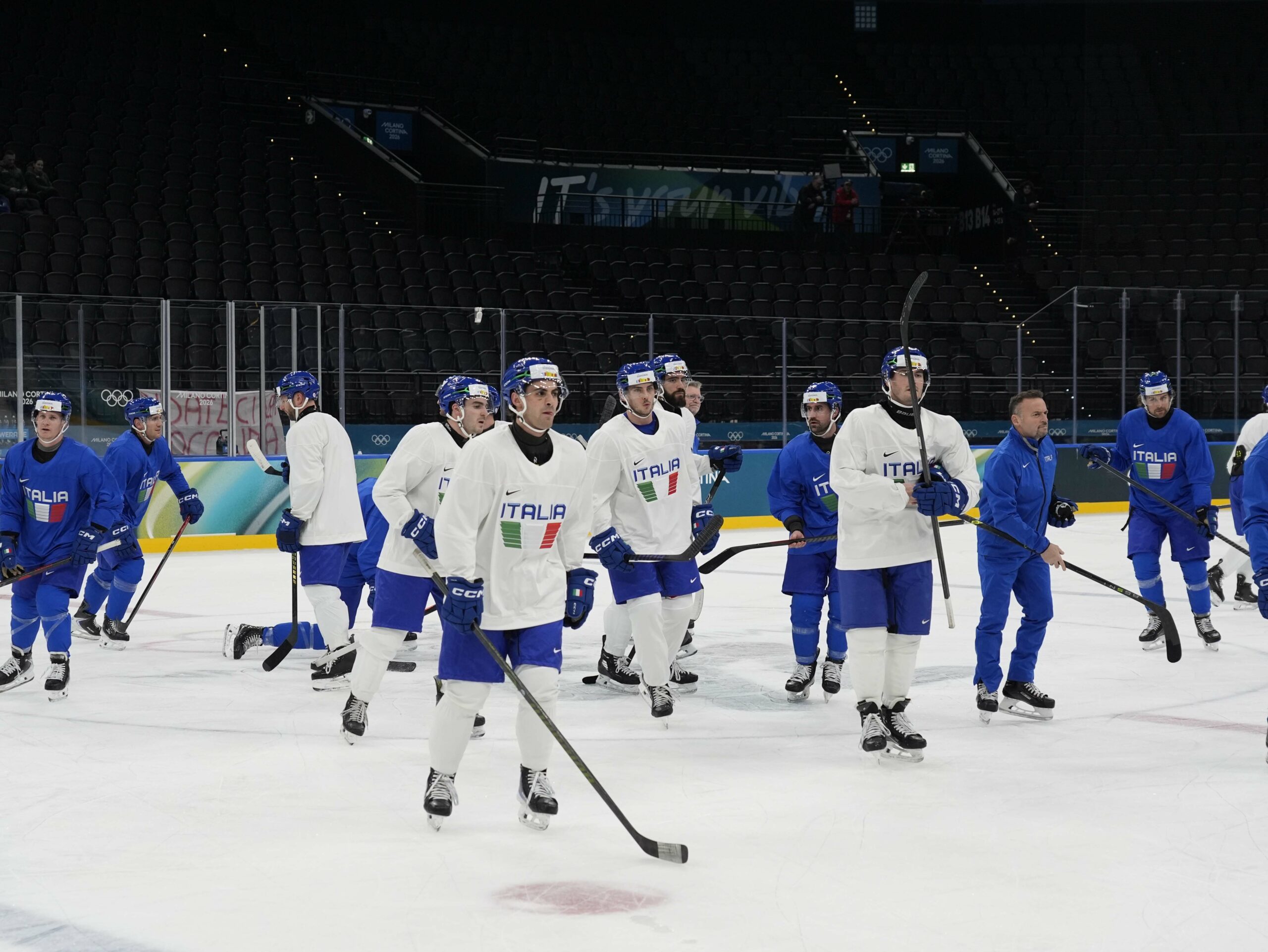 La Nazionale italiana maschile al lavoro sul ghiaccio olimpico. Luca ...